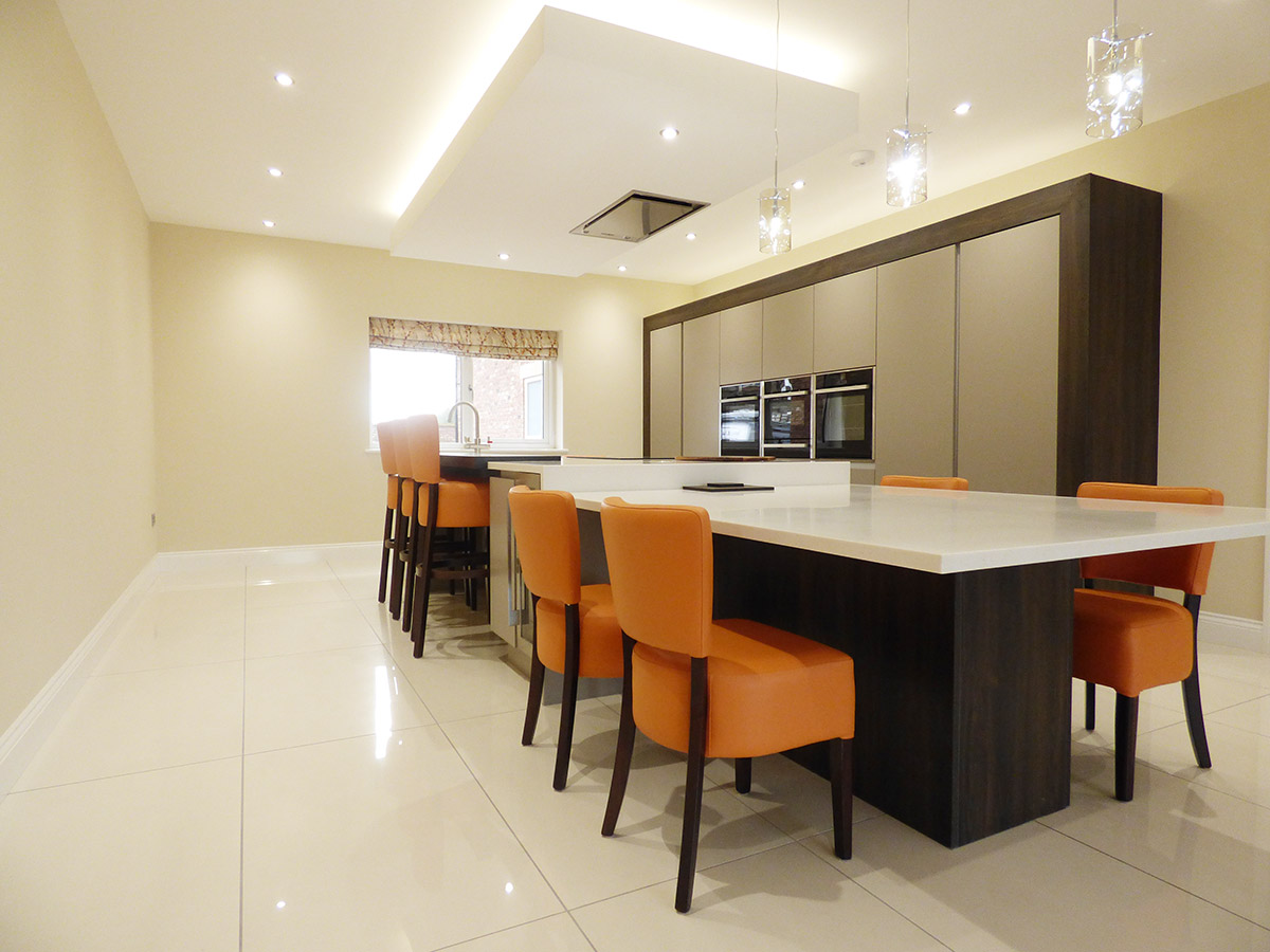 HANDLELESS WITH FRAMED BANK OF UNITS | Kitchen Flair