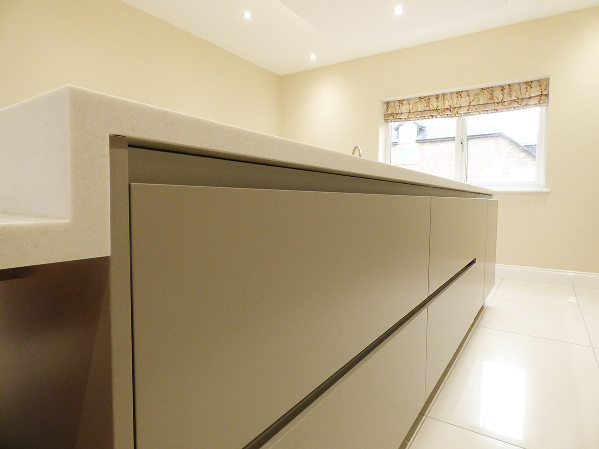 HANDLELESS WITH FRAMED BANK OF UNITS | Kitchen Flair