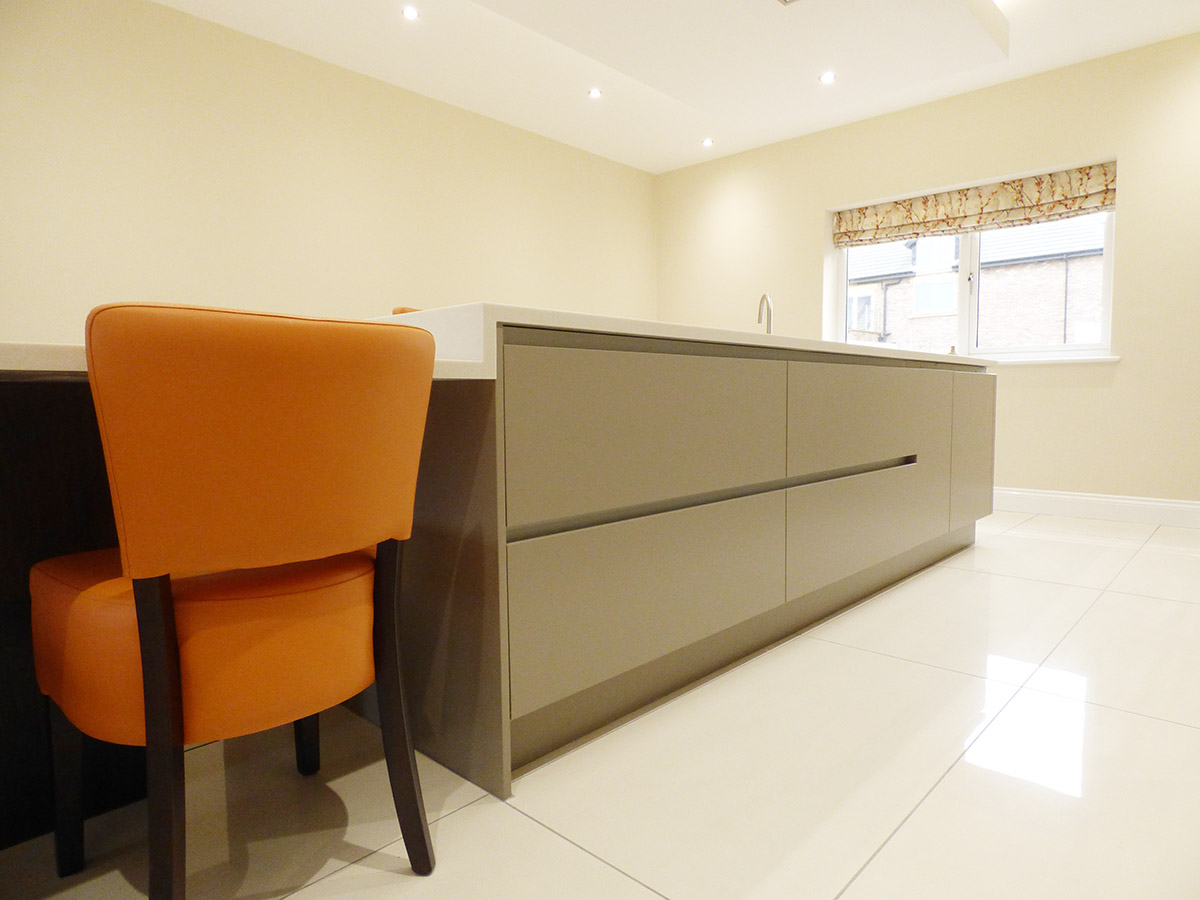 HANDLELESS WITH FRAMED BANK OF UNITS | Kitchen Flair