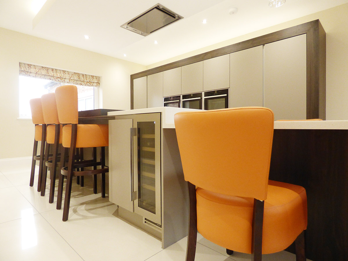 HANDLELESS WITH FRAMED BANK OF UNITS | Kitchen Flair