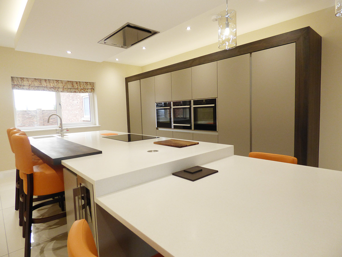 HANDLELESS WITH FRAMED BANK OF UNITS | Kitchen Flair