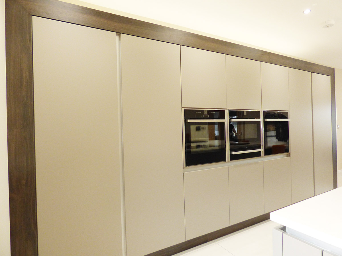HANDLELESS WITH FRAMED BANK OF UNITS | Kitchen Flair