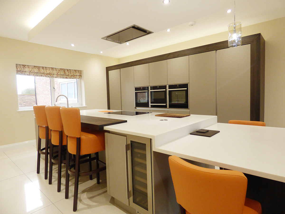 HANDLELESS WITH FRAMED BANK OF UNITS | Kitchen Flair
