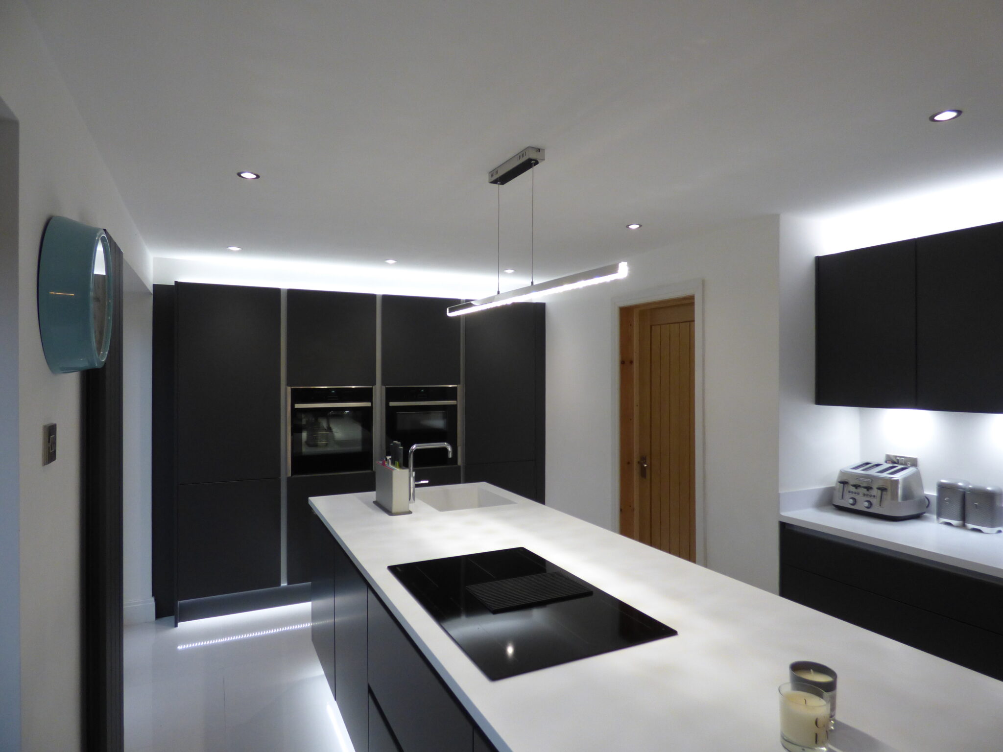 BOLD CONTRASTING RAIL SYSTEM | Kitchen Flair