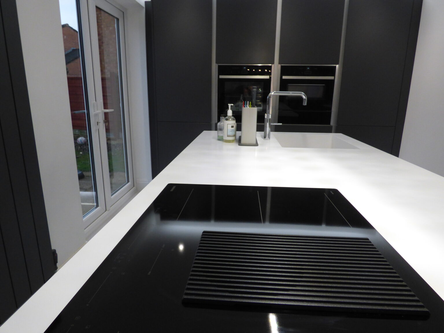 BOLD CONTRASTING RAIL SYSTEM | Kitchen Flair